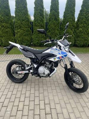 White Yamaha WR 125X 2012 in Panevezys, with an engine capacity of 0.13 L and mileage of 28 thousand km for 2100 €, photo 3 on AUTOMOTO.COM.LV