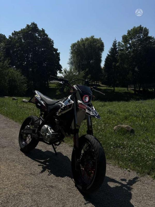 Белый Ямаха WR 125X 2012 в Кретинга, объемом двигателя 0.13 л и пробегом 27 тыс. км за 2400 €, фото 1 на AUTOMOTO.COM.LV