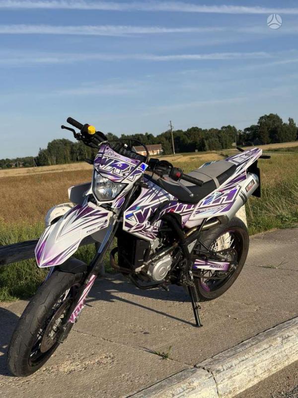 White Yamaha WR 125X 2016 in Pakruojis, with an engine capacity of 0.13 L and mileage of 21 thousand km for 2998 €, photo 1 on AUTOMOTO.COM.LV