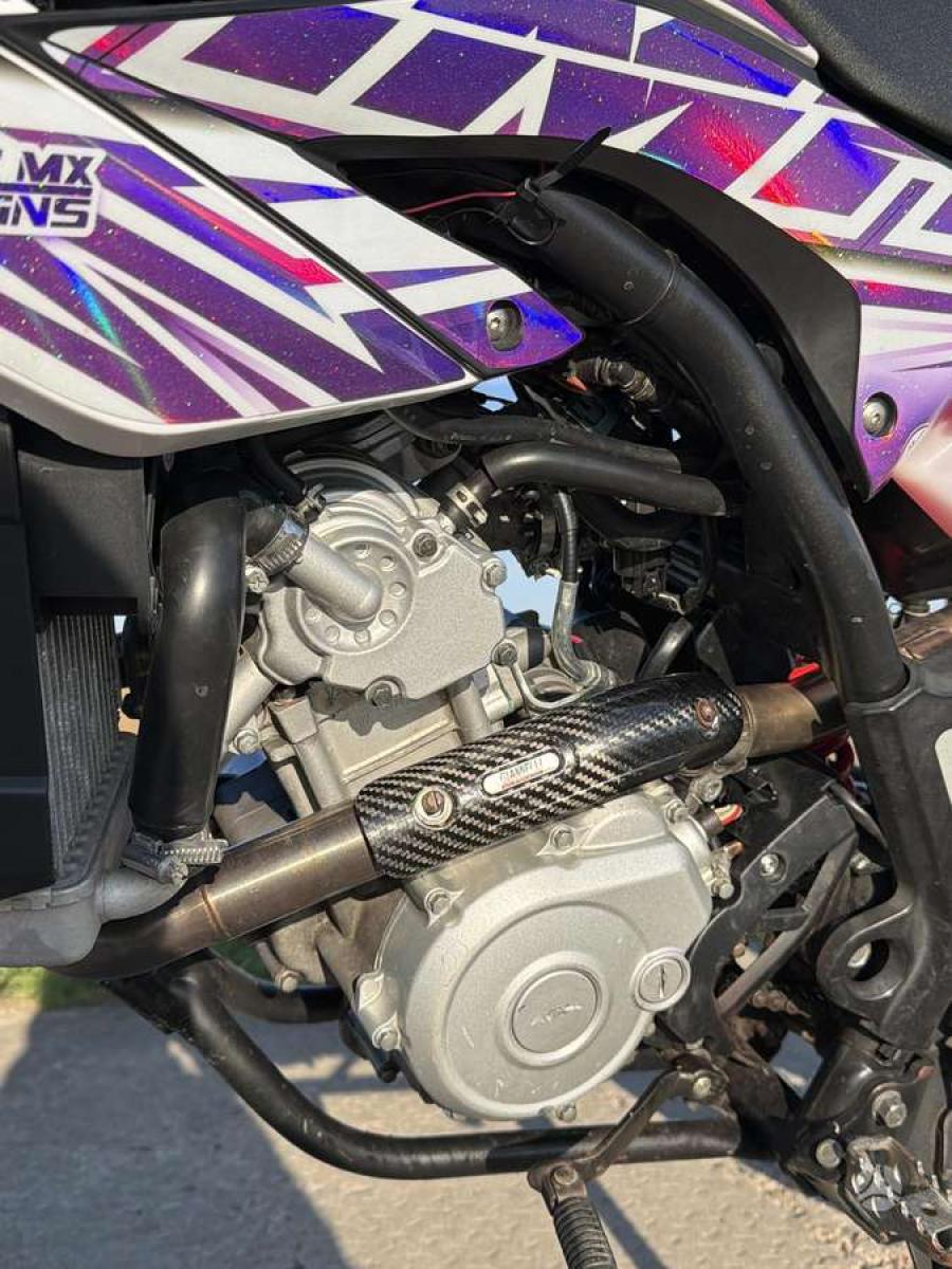 White Yamaha WR 125X 2016 in Pakruojis, with an engine capacity of 0.13 L and mileage of 21 thousand km for 2998 €, photo 4 on AUTOMOTO.COM.LV