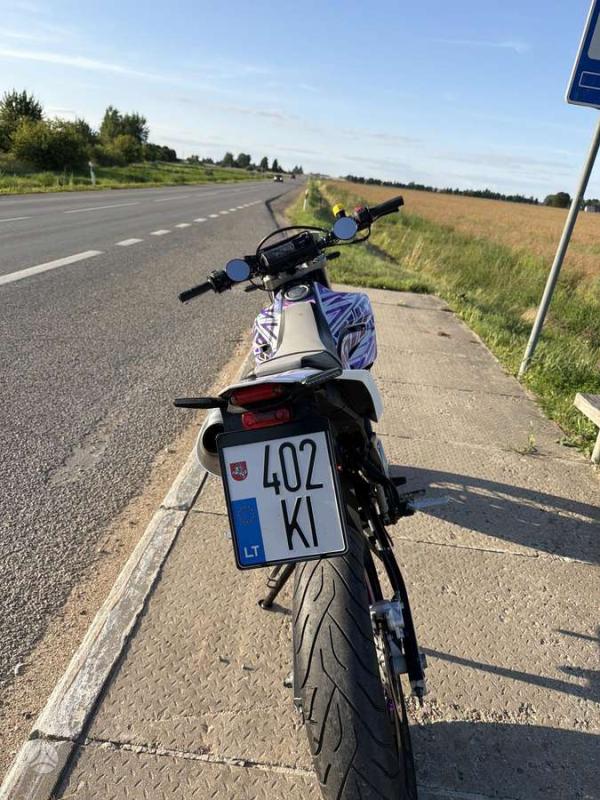 White Yamaha WR 125X 2016 in Pakruojis, with an engine capacity of 0.13 L and mileage of 21 thousand km for 2998 €, photo 8 on AUTOMOTO.COM.LV