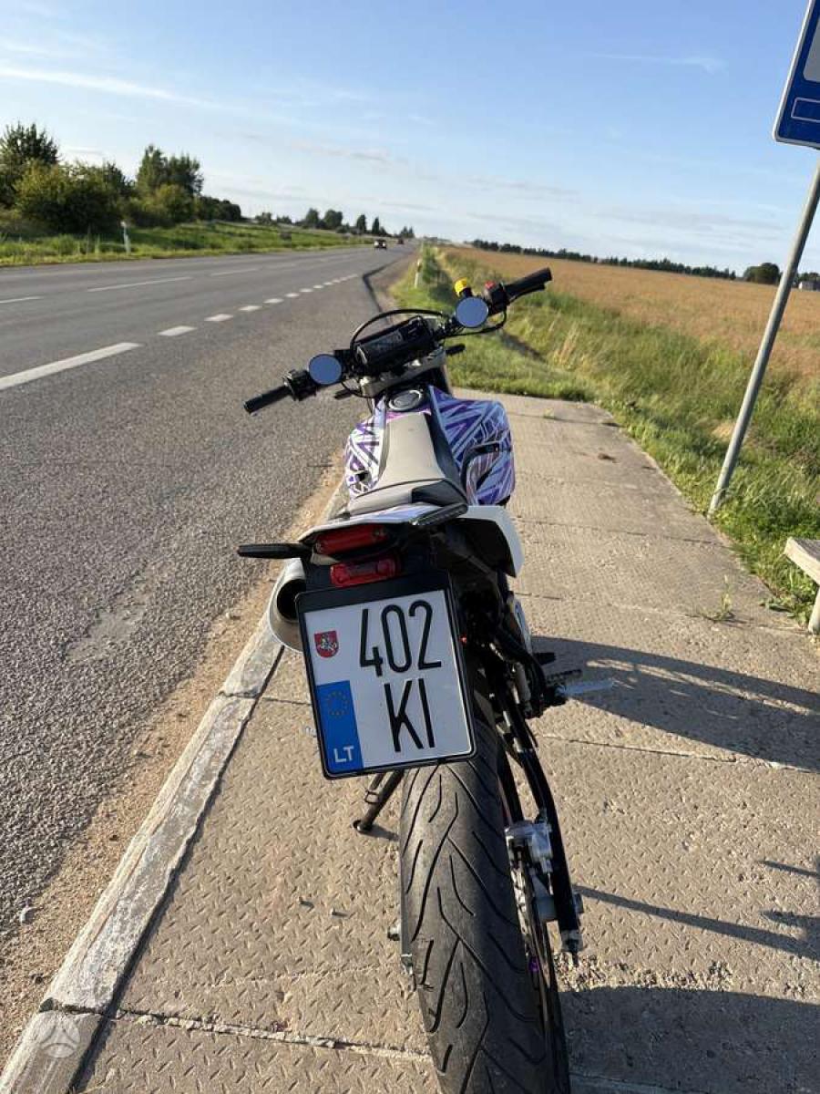 White Yamaha WR 125X 2016 in Pakruojis, with an engine capacity of 0.13 L and mileage of 21 thousand km for 2998 €, photo 9 on AUTOMOTO.COM.LV