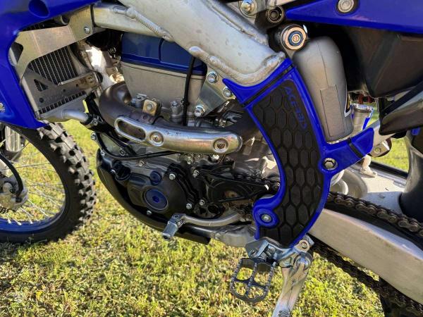 Blue Yamaha WR 450F 2022 in Vilnius, with an engine capacity of 0.45 L and mileage of 23 thousand km for 6500 €, photo 9 on AUTOMOTO.COM.LV