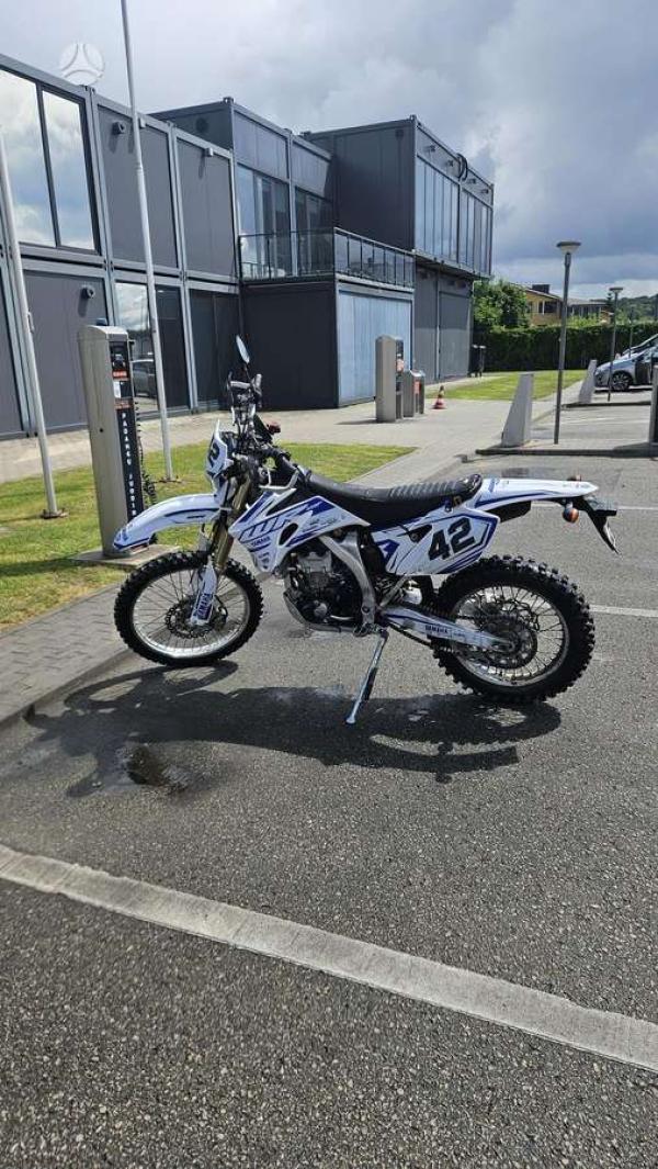 White Yamaha WR 450F 2010 in Vilnius, with an engine capacity of 0.45 L and mileage of 18 thousand km for 3699 €, photo 4 on AUTOMOTO.COM.LV