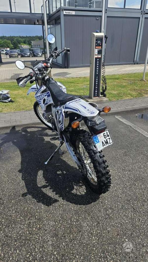 White Yamaha WR 450F 2010 in Vilnius, with an engine capacity of 0.45 L and mileage of 18 thousand km for 3699 €, photo 5 on AUTOMOTO.COM.LV