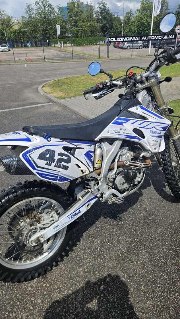 White Yamaha WR 450F 2010 in Vilnius, with an engine capacity of 0.45 L and mileage of 18 thousand km for 3699 €, photo 8 on AUTOMOTO.COM.LV