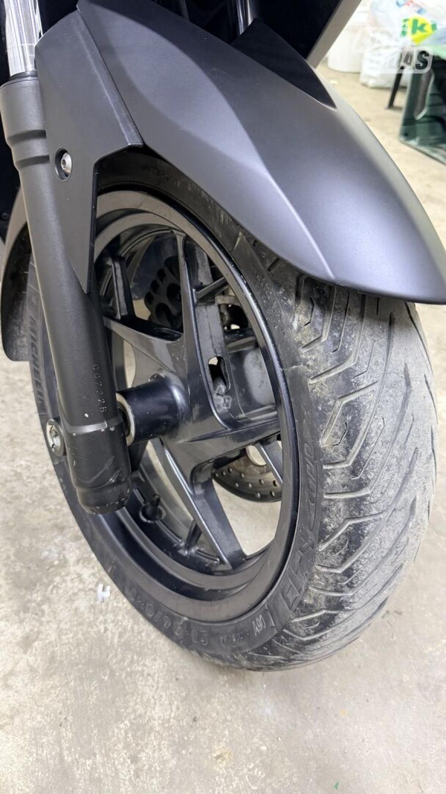 Pelēks Yamaha X-Max 2014 Panevēža, ar dzinēja tilpumu 0.13 L un nobraukumu 22 tūkst. km par 1900 €, foto 24 vietnē AUTOMOTO.COM.LV