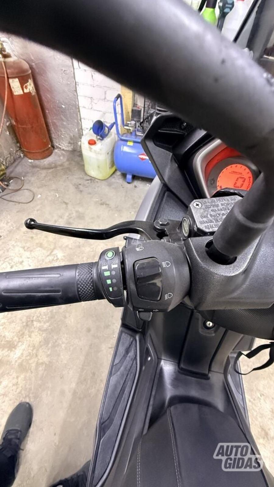 Pelēks Yamaha X-Max 2014 Panevēža, ar dzinēja tilpumu 0.13 L un nobraukumu 22 tūkst. km par 1900 €, foto 25 vietnē AUTOMOTO.COM.LV