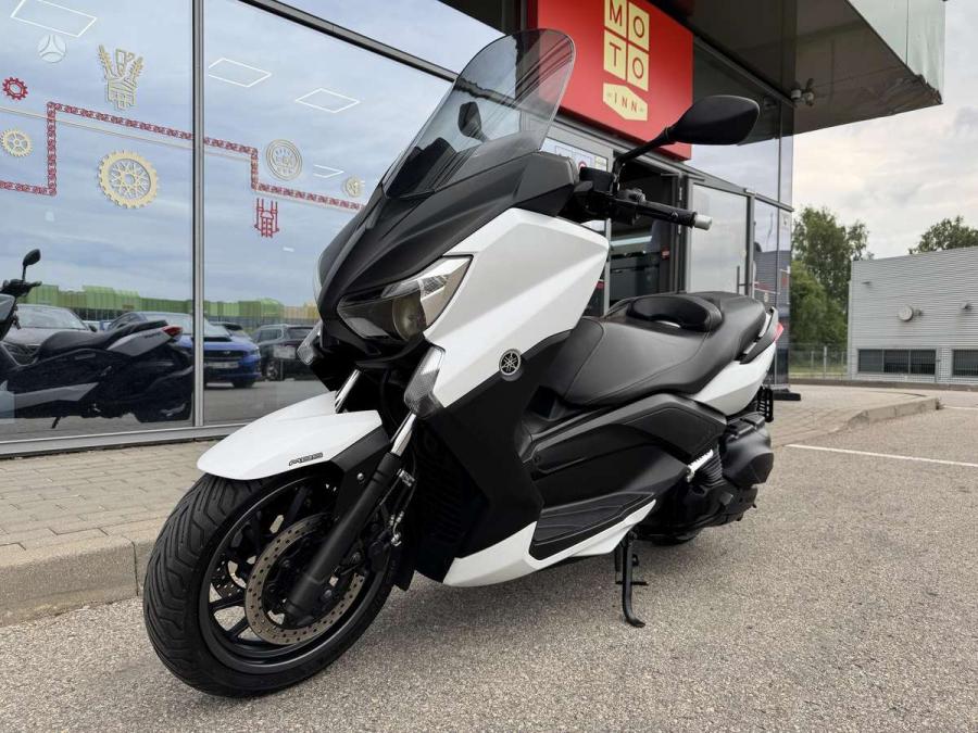 White Yamaha X-Max 2016 in Vilnius, with an engine capacity of 0.40 L and mileage of 18 thousand km for 3699 €, photo 5 on AUTOMOTO.COM.LV