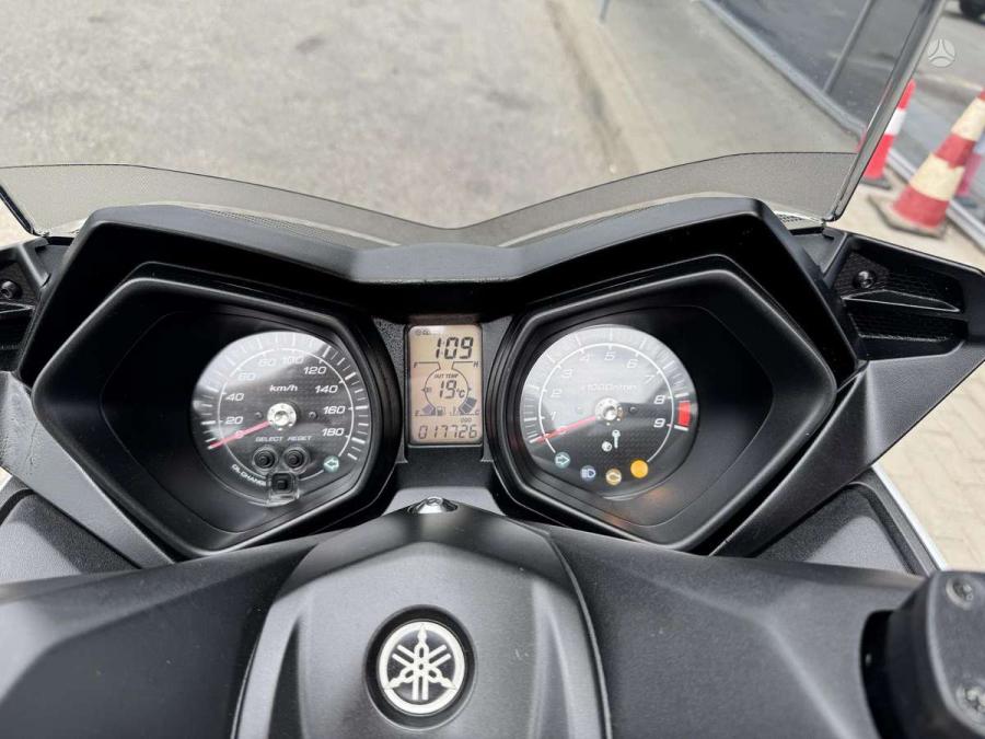White Yamaha X-Max 2016 in Vilnius, with an engine capacity of 0.40 L and mileage of 18 thousand km for 3699 €, photo 8 on AUTOMOTO.COM.LV