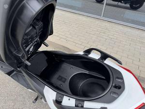 White Yamaha X-Max 2016 in Vilnius, with an engine capacity of 0.40 L and mileage of 18 thousand km for 3699 €, photo 9 on AUTOMOTO.COM.LV