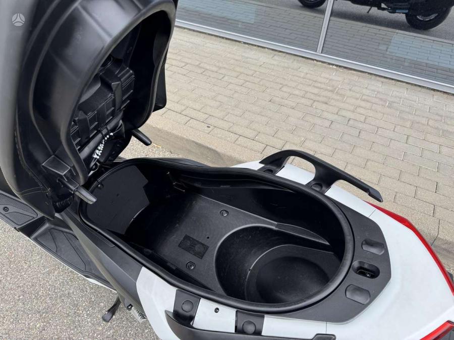 White Yamaha X-Max 2016 in Vilnius, with an engine capacity of 0.40 L and mileage of 18 thousand km for 3699 €, photo 9 on AUTOMOTO.COM.LV