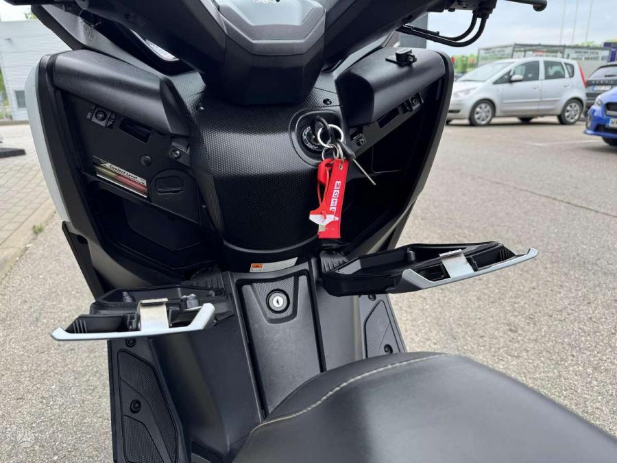 White Yamaha X-Max 2016 in Vilnius, with an engine capacity of 0.40 L and mileage of 18 thousand km for 3699 €, photo 10 on AUTOMOTO.COM.LV