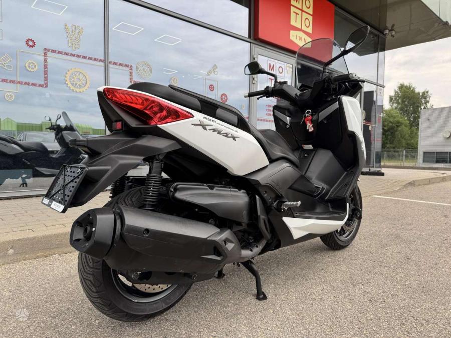 White Yamaha X-Max 2016 in Vilnius, with an engine capacity of 0.40 L and mileage of 18 thousand km for 3699 €, photo 11 on AUTOMOTO.COM.LV