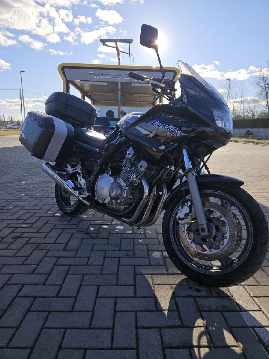Melns Yamaha XJ 900S 1995 Tauragė, ar dzinēja tilpumu 0.90 L un nobraukumu 48 tūkst. km par 1400 €, foto 1 vietnē AUTOMOTO.COM.LV