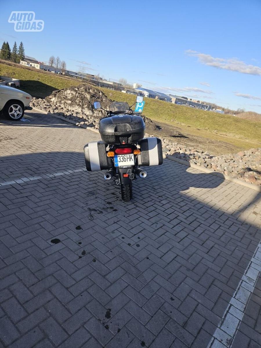 Melns Yamaha XJ 900S 1995 Tauragė, ar dzinēja tilpumu 0.90 L un nobraukumu 48 tūkst. km par 1400 €, foto 4 vietnē AUTOMOTO.COM.LV