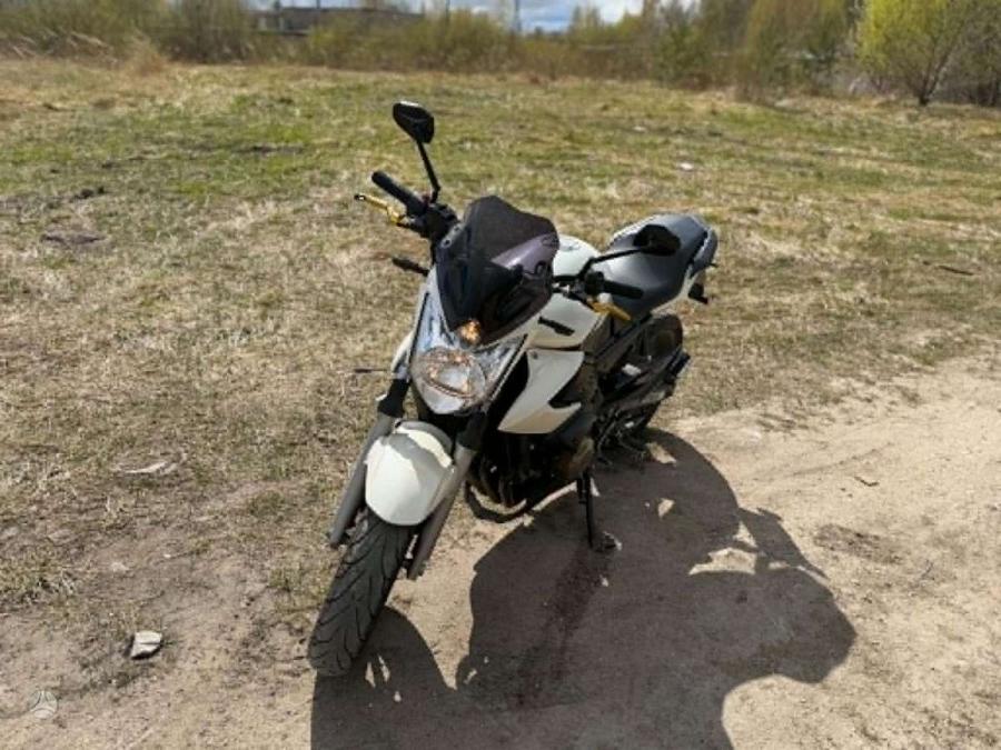 Белый Ямаха XJ6 2011 в Мажейкяй, объемом двигателя 0.60 л и пробегом 33 тыс. км за 3250 €, фото 3 на AUTOMOTO.COM.LV