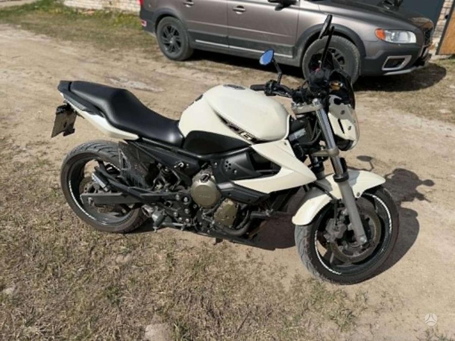 Белый Ямаха XJ6 2011 в Мажейкяй, объемом двигателя 0.60 л и пробегом 33 тыс. км за 3250 €, фото 4 на AUTOMOTO.COM.LV
