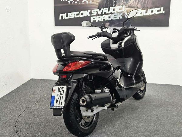 Black Yamaha Xmax 125 2010 in Panevezys, with an engine capacity of 0.13 L and mileage of 33 thousand km for 2100 €, photo 11 on AUTOMOTO.COM.LV