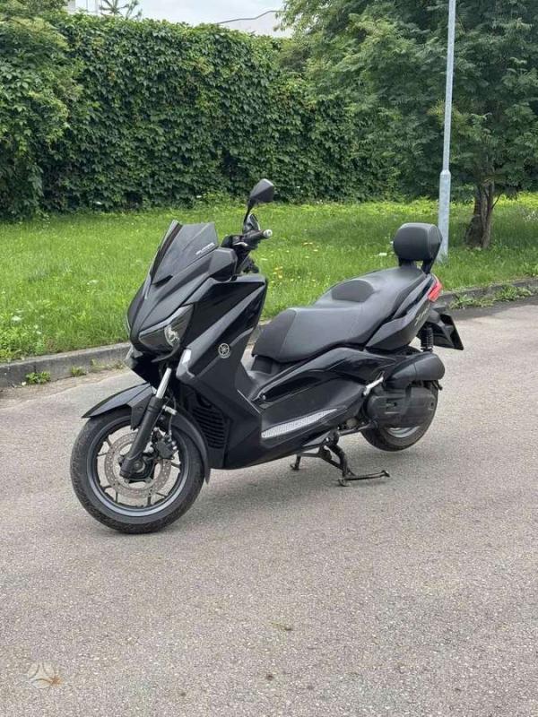 Black Yamaha Xmax 125 2016 in Palanga, with an engine capacity of 0.13 L and mileage of 33 thousand km for 2499 €, photo 1 on AUTOMOTO.COM.LV