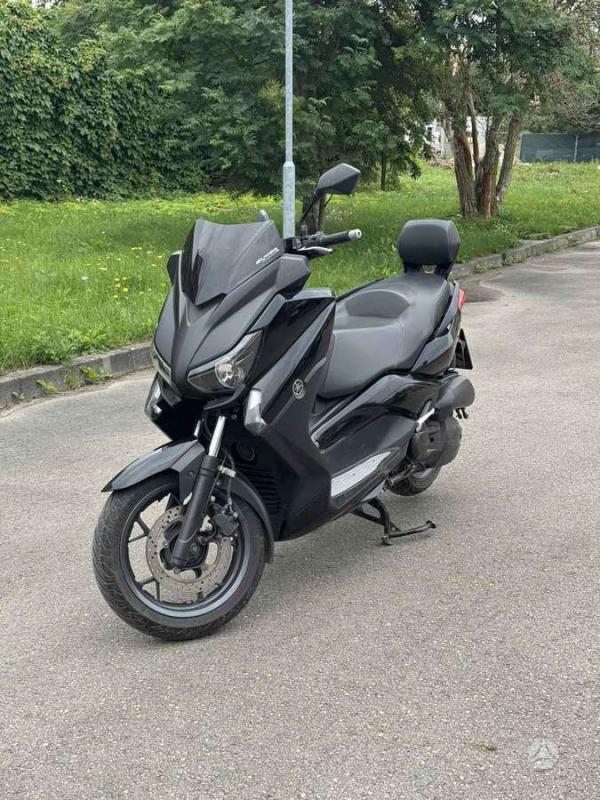 Black Yamaha Xmax 125 2016 in Palanga, with an engine capacity of 0.13 L and mileage of 33 thousand km for 2499 €, photo 2 on AUTOMOTO.COM.LV