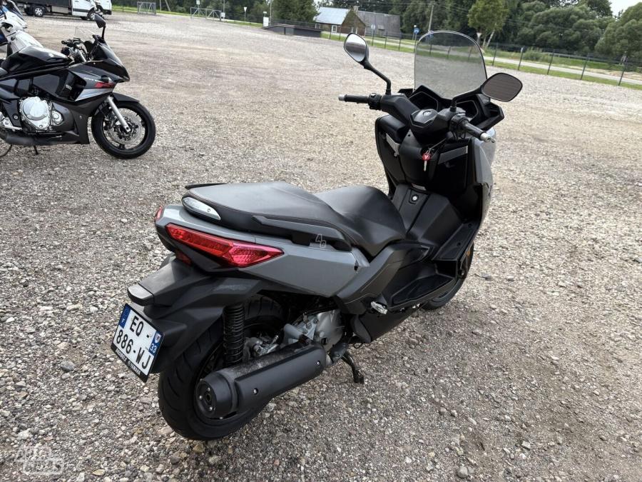 Yamaha Xmax 125 2017 in Kelme, with an engine capacity of 0.13 L and mileage of 18 thousand km for 1330 €, photo 4 on AUTOMOTO.COM.LV