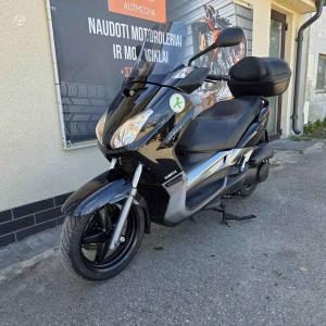 Black Yamaha XMAX 250 2008 in Panevezys, with an engine capacity of 0.25 L and mileage of 16 thousand km for 1550 €, photo 3 on AUTOMOTO.COM.LV