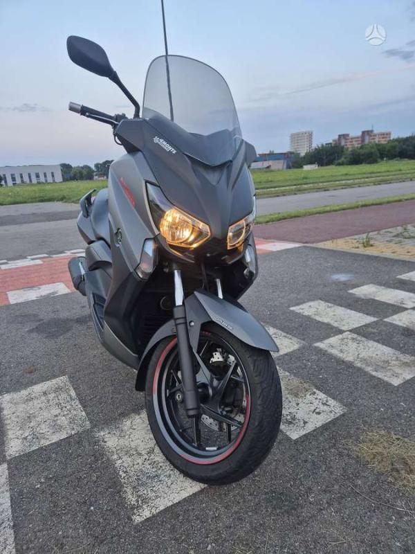 Black Yamaha XMAX 250 2014 in Kaunas, with an engine capacity of 0.25 L and mileage of 18 thousand km for 2799 €, photo 1 on AUTOMOTO.COM.LV