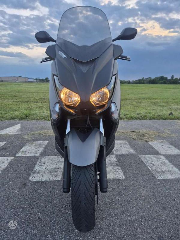 Black Yamaha XMAX 250 2014 in Kaunas, with an engine capacity of 0.25 L and mileage of 18 thousand km for 2799 €, photo 3 on AUTOMOTO.COM.LV