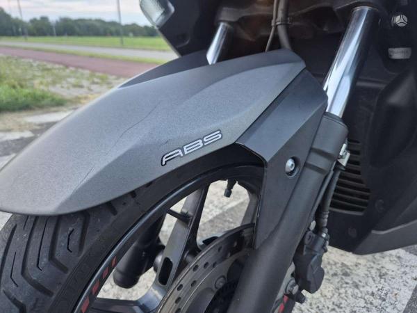 Black Yamaha XMAX 250 2014 in Kaunas, with an engine capacity of 0.25 L and mileage of 18 thousand km for 2799 €, photo 5 on AUTOMOTO.COM.LV