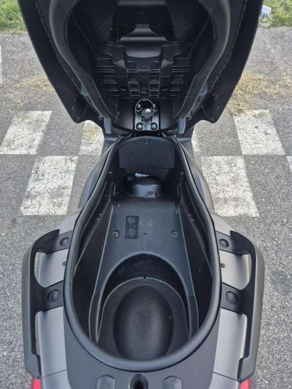 Black Yamaha XMAX 250 2014 in Kaunas, with an engine capacity of 0.25 L and mileage of 18 thousand km for 2799 €, photo 8 on AUTOMOTO.COM.LV
