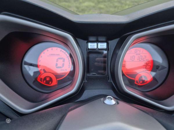 Black Yamaha XMAX 250 2014 in Kaunas, with an engine capacity of 0.25 L and mileage of 18 thousand km for 2799 €, photo 10 on AUTOMOTO.COM.LV