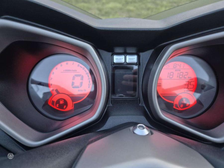 Black Yamaha XMAX 250 2014 in Kaunas, with an engine capacity of 0.25 L and mileage of 18 thousand km for 2799 €, photo 11 on AUTOMOTO.COM.LV
