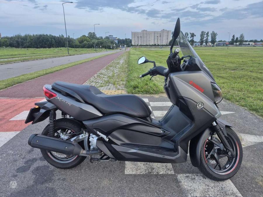 Black Yamaha XMAX 250 2014 in Kaunas, with an engine capacity of 0.25 L and mileage of 18 thousand km for 2799 €, photo 12 on AUTOMOTO.COM.LV
