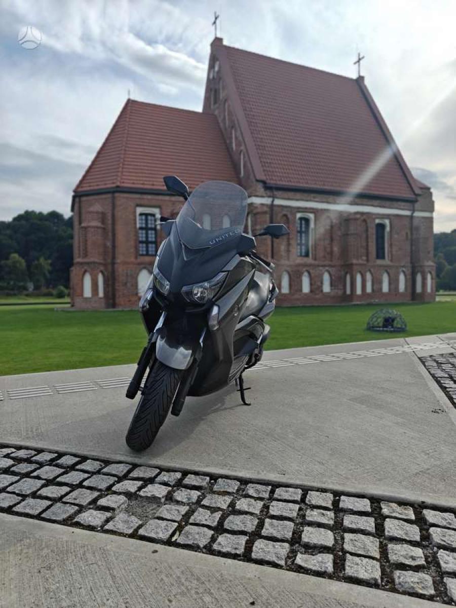 Grey Yamaha XMAX 250 2014 in Kaunas, with an engine capacity of 0.25 L and mileage of 23 thousand km for 2450 €, photo 3 on AUTOMOTO.COM.LV