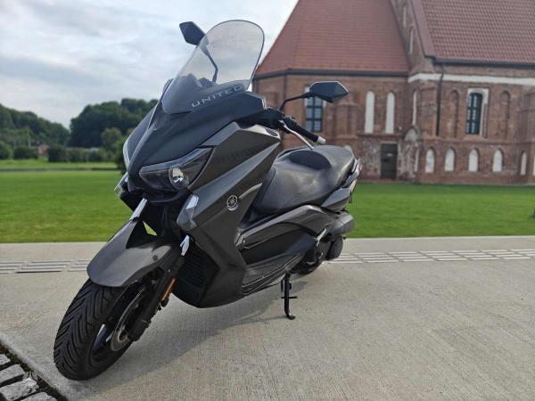 Grey Yamaha XMAX 250 2014 in Kaunas, with an engine capacity of 0.25 L and mileage of 23 thousand km for 2450 €, photo 3 on AUTOMOTO.COM.LV