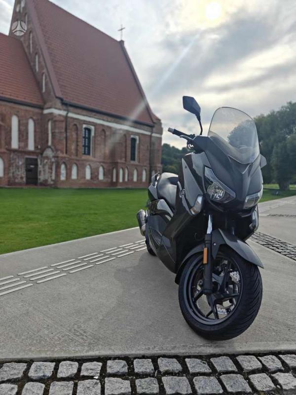 Grey Yamaha XMAX 250 2014 in Kaunas, with an engine capacity of 0.25 L and mileage of 23 thousand km for 2450 €, photo 4 on AUTOMOTO.COM.LV