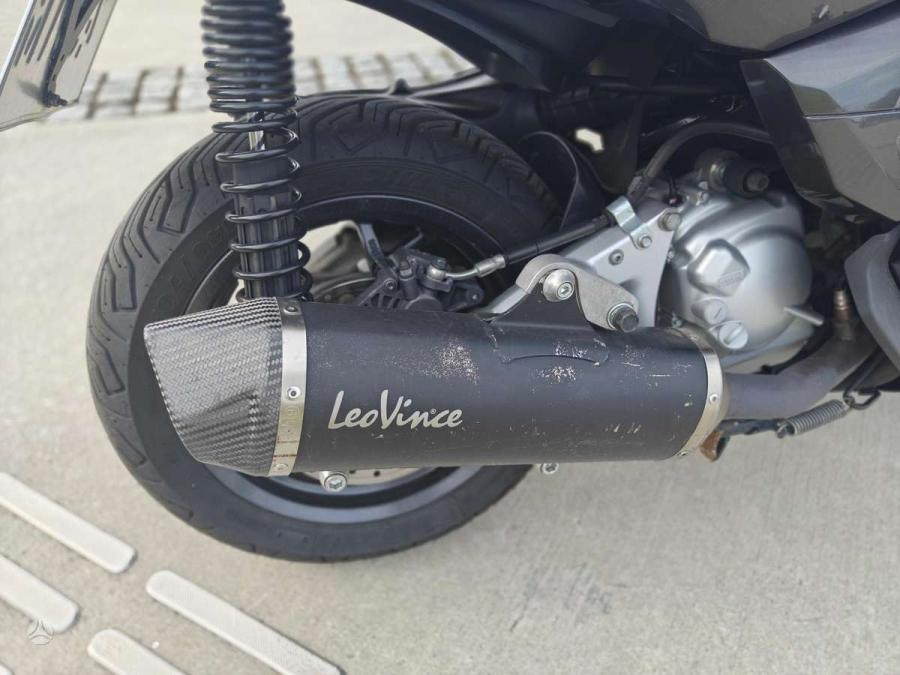 Grey Yamaha XMAX 250 2014 in Kaunas, with an engine capacity of 0.25 L and mileage of 23 thousand km for 2450 €, photo 8 on AUTOMOTO.COM.LV
