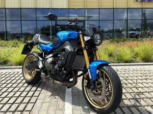 Zils Yamaha XSR 2023 Viļņa, ar dzinēja tilpumu 0.89 L un nobraukumu 10 tūkst. km par 8700 €, foto  vietnē AUTOMOTO.COM.LV