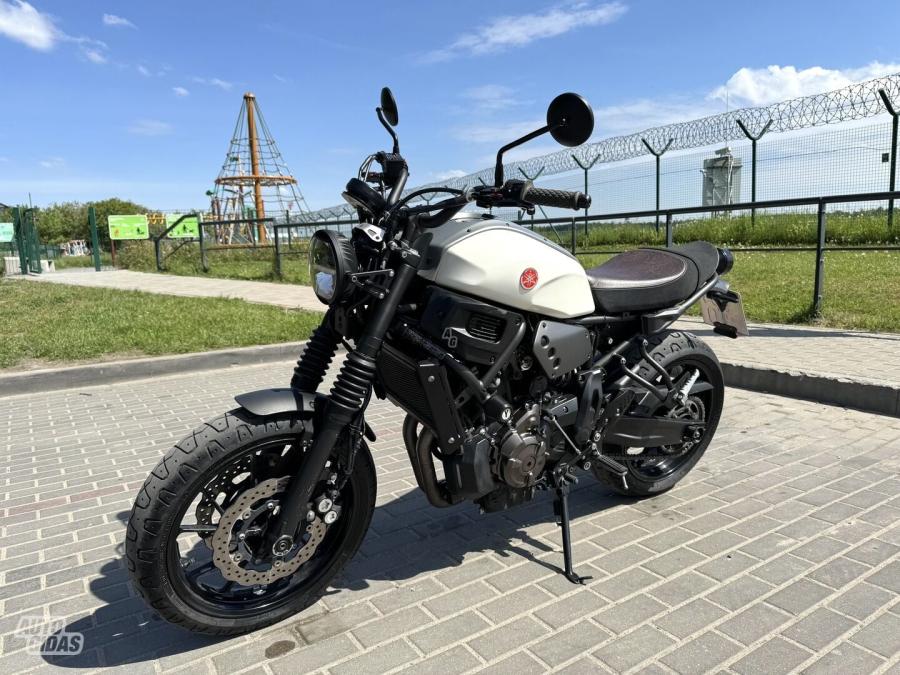 White Yamaha XSR 2016 in Vilnius, with an engine capacity of 0.69 L and mileage of 15 thousand km for 5800 €, photo 2 on AUTOMOTO.COM.LV