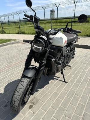 White Yamaha XSR 2016 in Vilnius, with an engine capacity of 0.69 L and mileage of 15 thousand km for 5800 €, photo 7 on AUTOMOTO.COM.LV