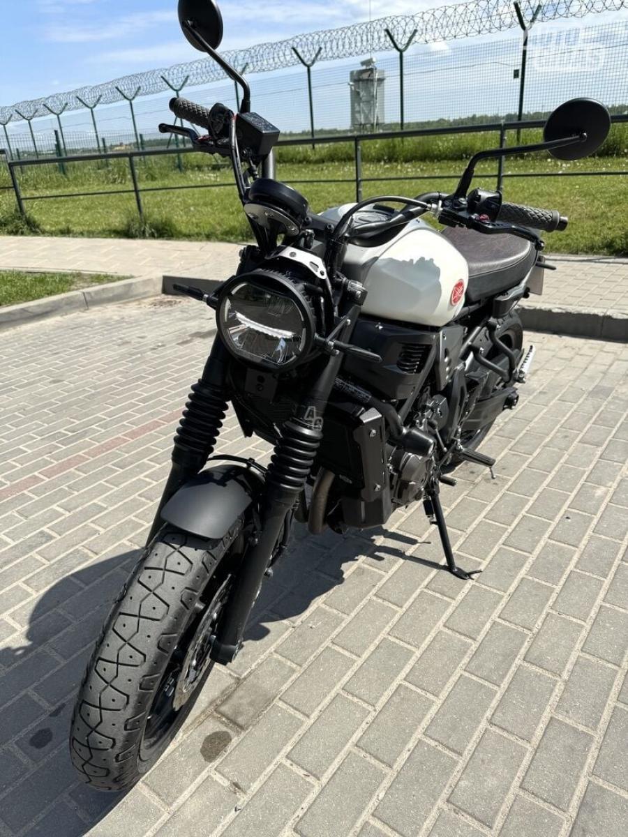 White Yamaha XSR 2016 in Vilnius, with an engine capacity of 0.69 L and mileage of 15 thousand km for 5800 €, photo 7 on AUTOMOTO.COM.LV