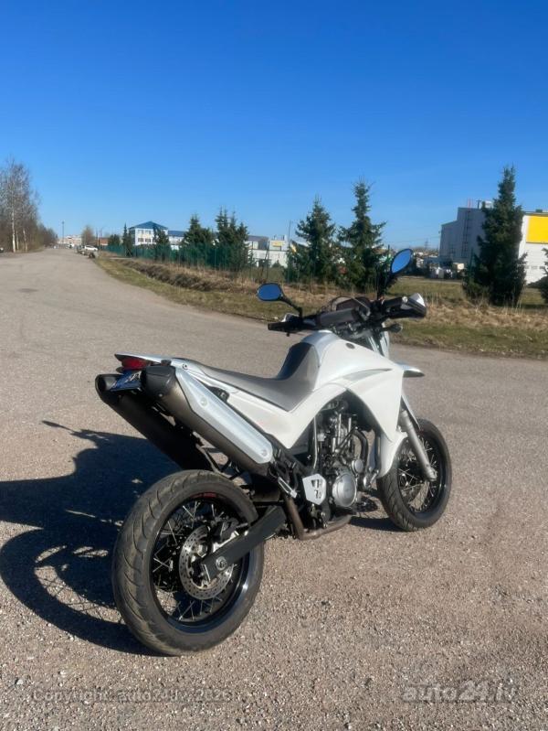 White Yamaha Xt 660X 2004 in Narva, with an engine capacity of 0.66 L and mileage of 45 thousand km for 3199 €, photo 2 on AUTOMOTO.COM.LV
