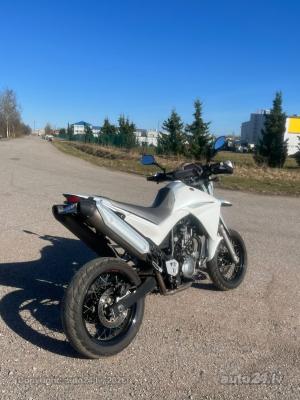 White Yamaha Xt 660X 2004 in Narva, with an engine capacity of 0.66 L and mileage of 45 thousand km for 3199 €, photo 3 on AUTOMOTO.COM.LV