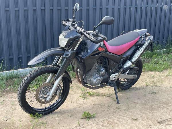 Melns Yamaha XT 2004 Viļņa, ar dzinēja tilpumu 0.66 L un nobraukumu 39 tūkst. km par 2700 €, foto 2 vietnē AUTOMOTO.COM.LV