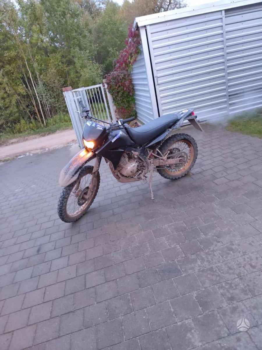 Melns Yamaha XT 2009 Viļņa, ar dzinēja tilpumu 0.13 L un nobraukumu 10 tūkst. km par 990 €, foto 1 vietnē AUTOMOTO.COM.LV