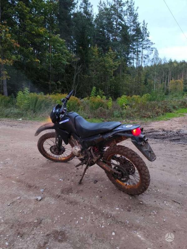 Melns Yamaha XT 2009 Viļņa, ar dzinēja tilpumu 0.13 L un nobraukumu 10 tūkst. km par 990 €, foto 2 vietnē AUTOMOTO.COM.LV