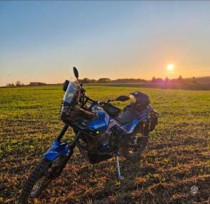 Zils Yamaha XT 2024 Viļņa, ar dzinēja tilpumu 0.69 L un nobraukumu 18 tūkst. km par 10900 €, foto  vietnē AUTOMOTO.COM.LV