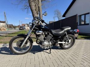 Melns Yamaha XV 1990 Kauņa, ar dzinēja tilpumu 0.53 L un nobraukumu 23 tūkst. km par 1300 €, foto  vietnē AUTOMOTO.COM.LV