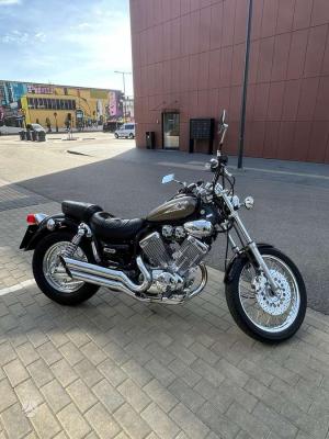 Melns Yamaha XV 1999 Viļņa, ar dzinēja tilpumu 0.54 L un nobraukumu 7 tūkst. km par 3100 €, foto  vietnē AUTOMOTO.COM.LV